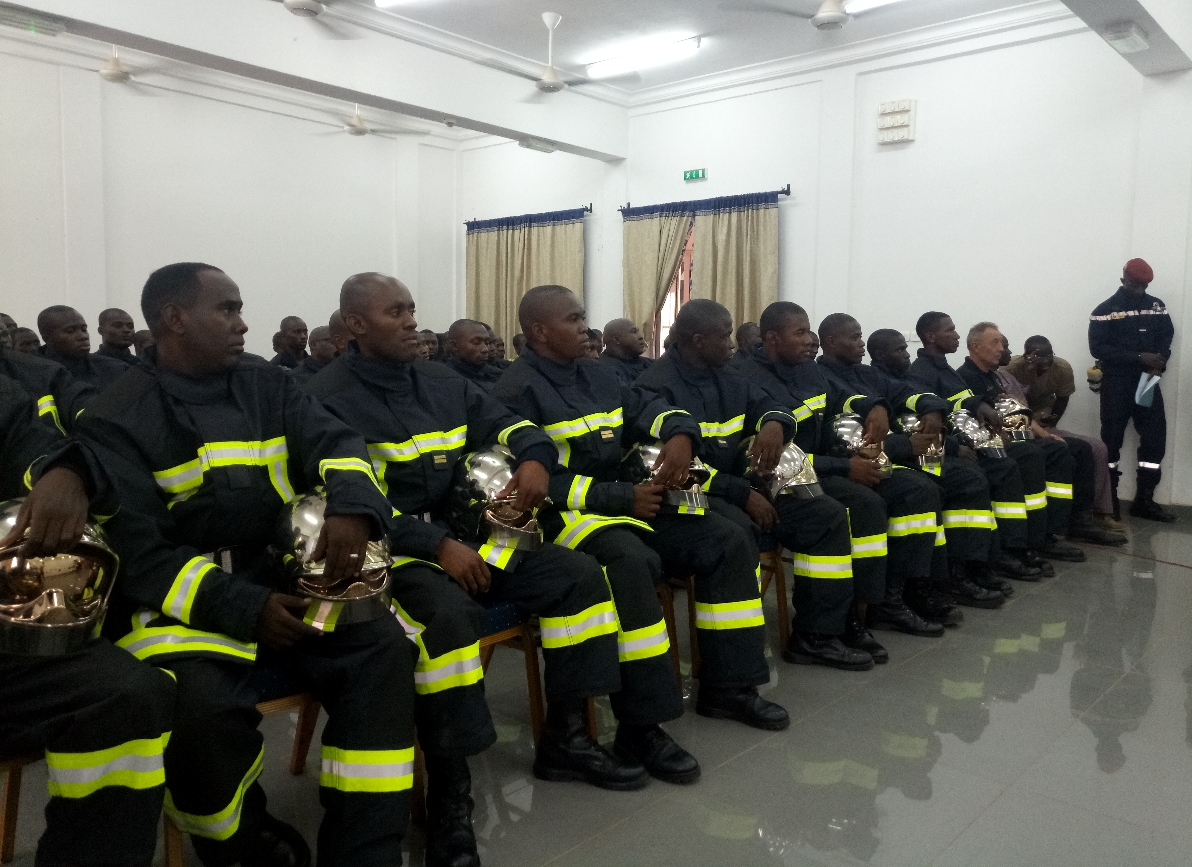 Protection civile: la France offre 45 tenues d'une valeur de plus de 16 ...